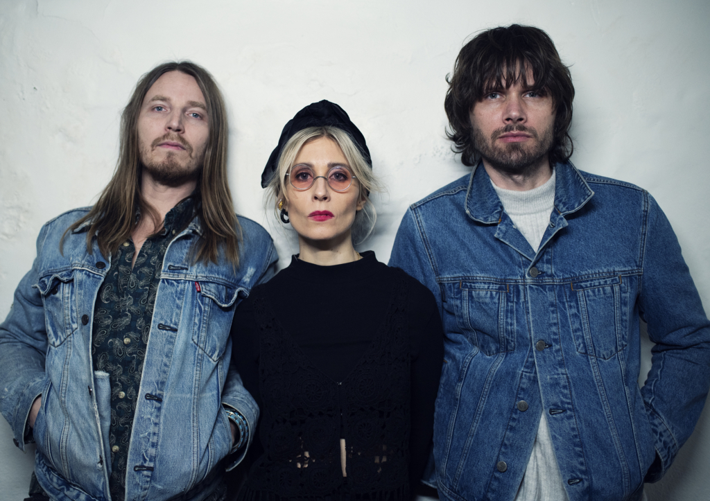 ViVii presenta su nuevo álbum: Mondays - N. A. C. O. Magazine