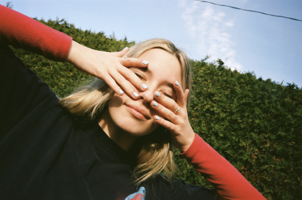 Dee Holt regresa con un seductor nuevo sencillo "Sober" - N. A. C. O ...